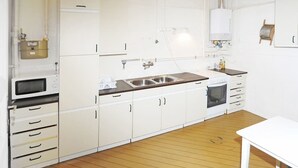 Apartamento Clássico, 2 quartos, não fumadores, varanda | Kitchenette privada | Uma máquina de café expresso, um frigorífico, um micro-ondas, um forno 