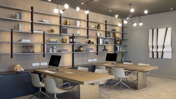 Uma sala de conferência moderna com uma mesa comprida, várias cadeiras e prateleiras com diversos objetos.