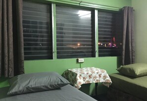 Quarto Twin Económico | Secretária, Wi-fi grátis, roupa de cama fornecida