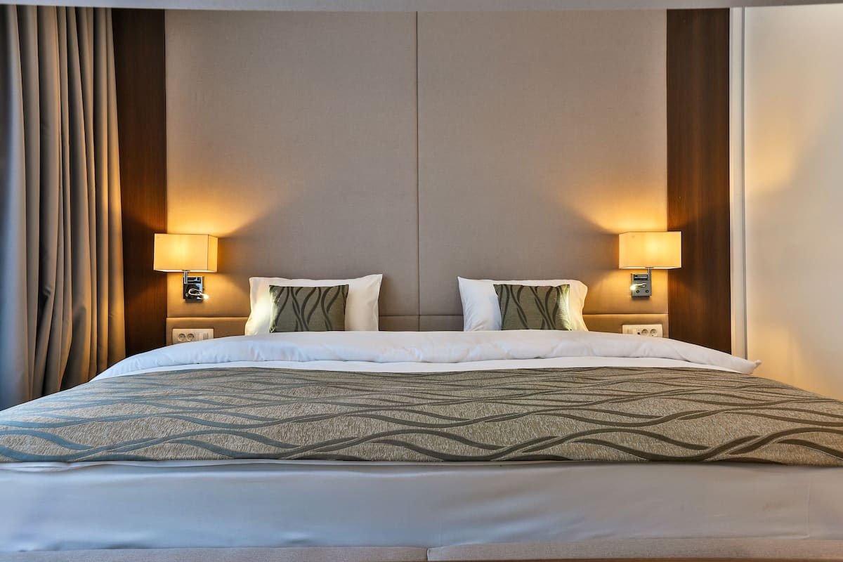 Quarto casal ou duplo superior, 1 cama Queen, terraço, de frente para o mar | Frigobar, quartos à prova de som, Wi-Fi de cortesia, roupa de cama