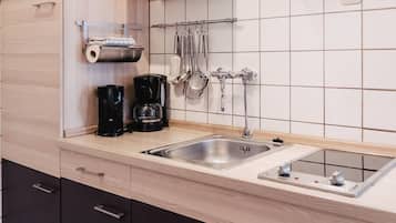 Quarto Duplo ou Twin Comfort (EG 03) | Cozinha privada | Um frigorífico/congelador grande, um forno, uma placa de cozinha