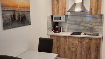 Estúdio Standard (EG 09) | Cozinha privada | Um frigorífico/congelador grande, um forno, uma placa de cozinha