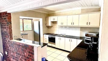 Apartamento Familiar, 3 quartos, não fumadores | Cozinha privada | Um frigorífico, um micro-ondas, um forno, uma chaleira elétrica