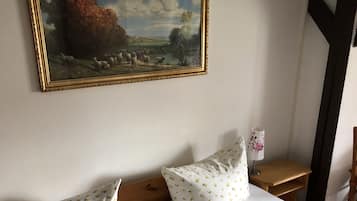 Quarto Duplo, 1 cama queen-size, não fumadores | Cofre no quarto, secretária, cortinas/cortinados opacos