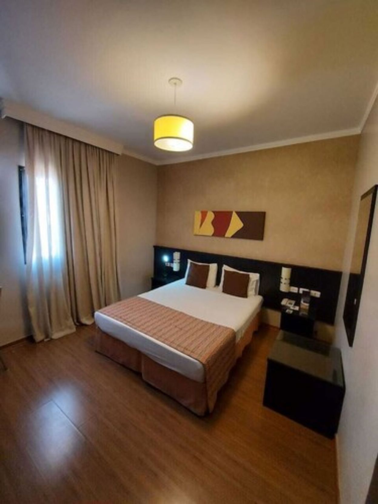 Minibar, cofre no quarto, secretária, Wi-fi grátis 