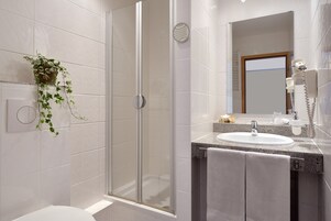 Quarto Individual Standard | Casa de banho | Um polibã, artigos de higiene pessoal grátis, um secador de cabelo 