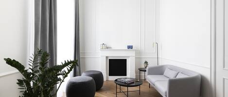 Suíte exclusiva, 1 cama King | Camas com colchões de espuma com sistema de memória, frigobar