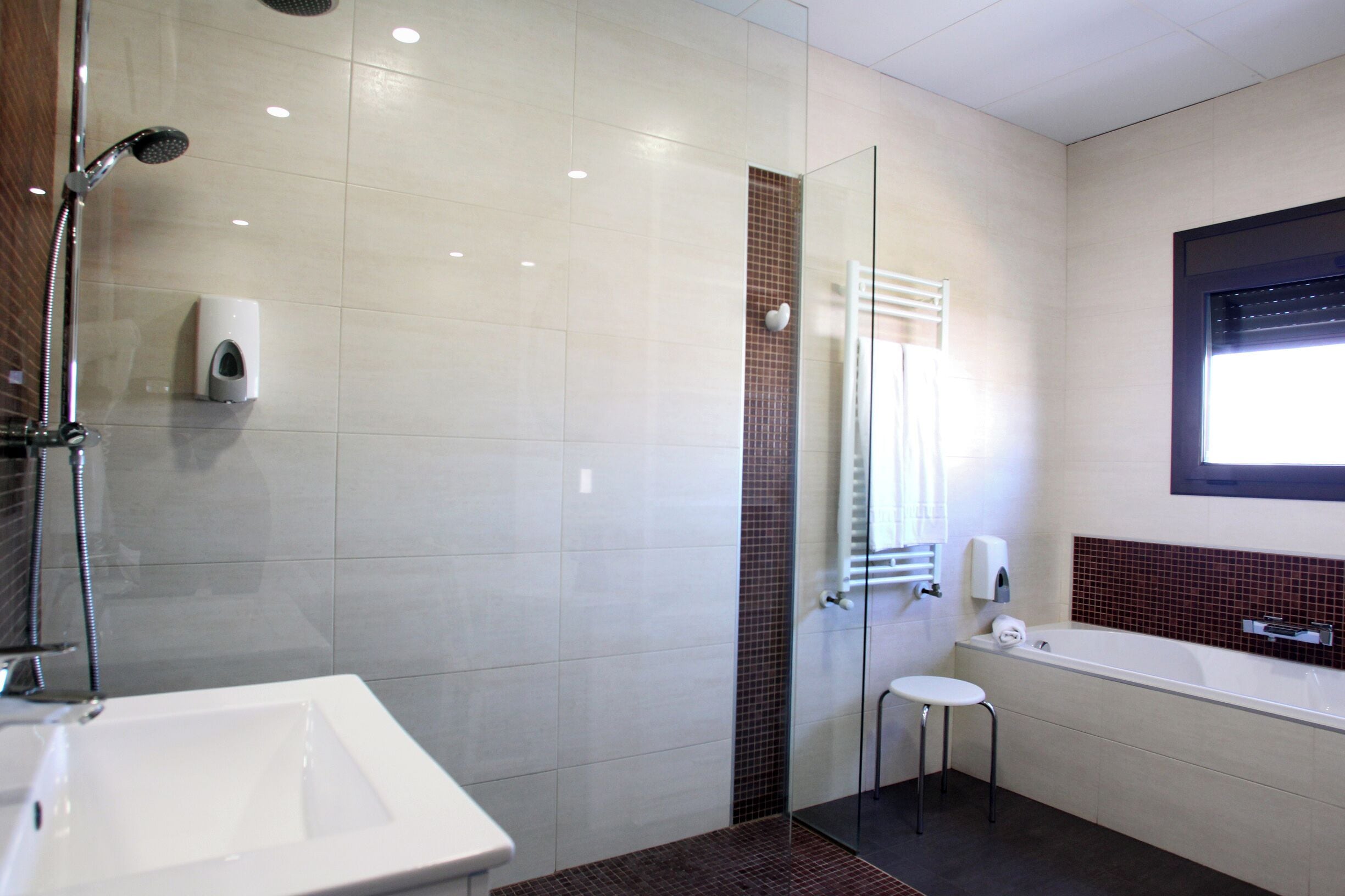 Quarto superior, banheira de imersão | Edredons de pluma, individualmente decorados, individualmente mobiliados