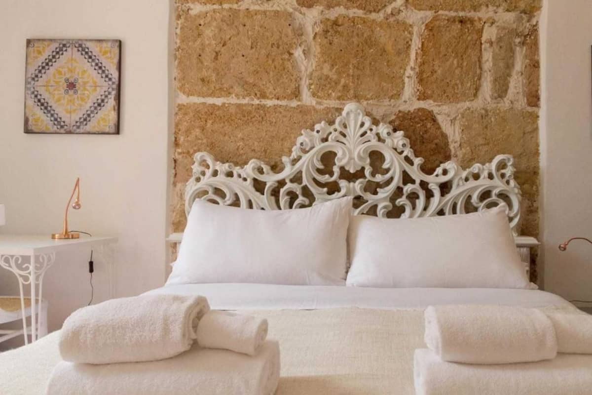 Roupas de cama premium, cofres nos quartos, escrivaninha
