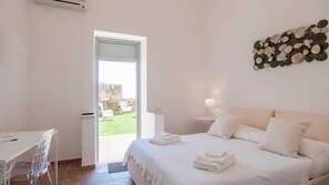 Quarto Duplo Deluxe, junto ao jardim | Roupa de alta qualidade, cofre no quarto, secretária, Wi-fi grátis 