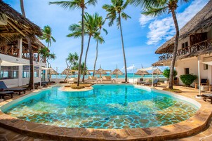 Piscina exterior, guarda-sóis, espreguiçadeiras 