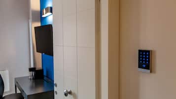 Quarto casal design, banheira de imersão | Frigobar, individualmente mobiliados, escrivaninha