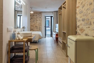 Suíte júnior, 1 quarto | Escrivaninha, cortinas blackout, ferros/tábuas de passar roupa