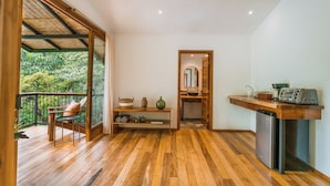 Cozinha moderna com bancada de madeira, lava-louças embutida e uma pequena ilha com pia e espaço para armazenamento.