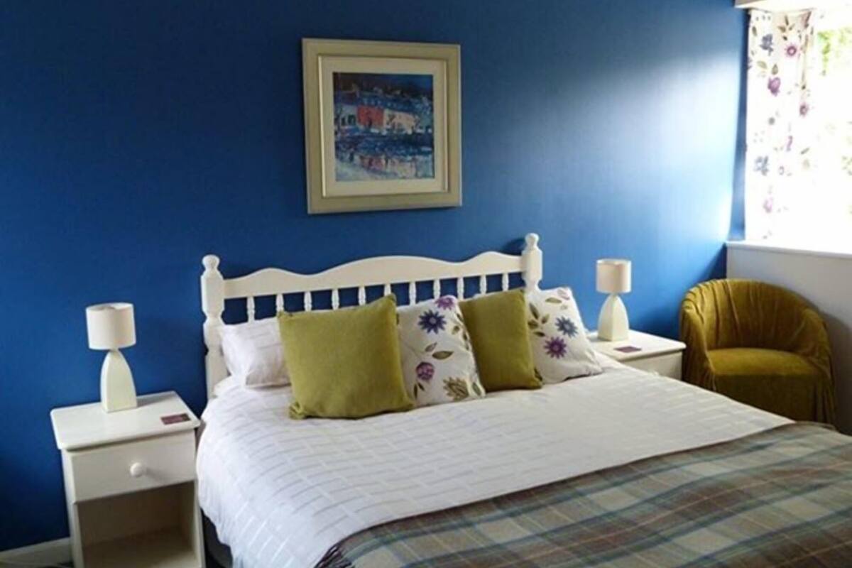 Quarto Quádruplo | Ferro/tábua de engomar, Wi-fi grátis, com decoração personalizada