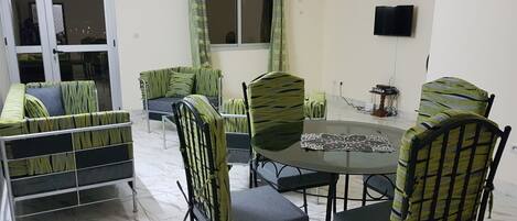 Apartamento urbano, 2 quartos | Opções para refeição no quarto