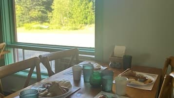 Café da manhã com pratos da culinária local grátis todos os dias