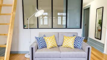 Dúplex, 2 quartos (Bright Iris – 3F) | Sala de estar | Televisor de ecrã plano de 43 polegadas com canais por cabo