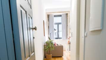 Apartamento, 1 quarto (Esmerald Oasis 1F) | Sala | Televisor de ecrã plano de 43 polegadas com canais por cabo