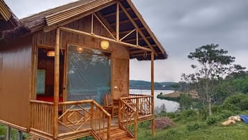 Bungalow Design | Com decoração personalizada, com mobília individualizada, secretária