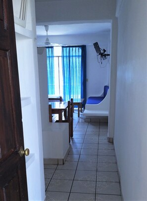 Apartamento, 2 camas de casal, varanda | Refeições no quarto