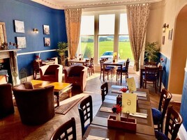 Pequenos-almoços, almoços, jantares servidos, cozinha indiana 