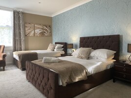 Family Room | Com decoração personalizada, com mobília individualizada, secretária 