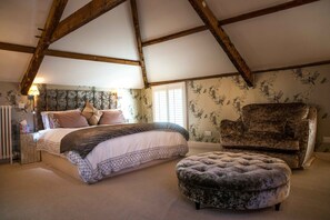 1 quarto, com decoração personalizada, com mobília individualizada 