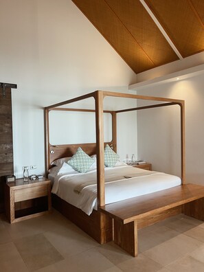 Bay View - Beachfront | Frigobar, cofres nos quartos, escrivaninha