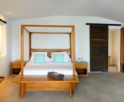 Beach Daze - Garden View | Frigobar, cofres nos quartos, escrivaninha