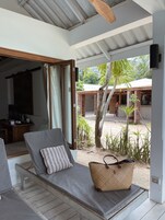 Bay View - Beachfront | Terraço/pátio