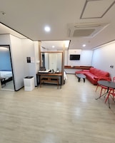 Quarto Twin Deluxe | Sala de estar | TV de ecrã plano