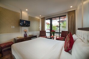 Quarto Deluxe, varanda | Roupa de alta qualidade, minibar, cofre no quarto, secretária 