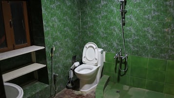 Quarto Comfort | Casa de banho | Um polibã, chinelos, toalhas fornecidas