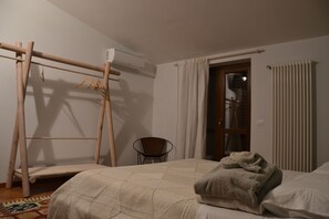 Quarto casal luxo, sacada | Roupas de cama premium, edredons de pluma