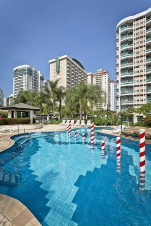 Piscina interior, piscina exterior 