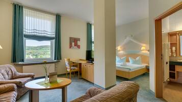 Quarto Duplo | Minibar, secretária, berços/camas para crianças grátis