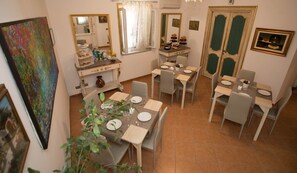 Café da manhã com buffet grátis todos os dias