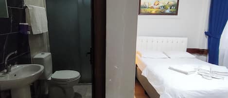 Quarto Duplo Standard | Secretária, cortinas/cortinados opacos, quartos insonorizados