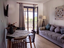 Apartamento Clássico | Cofre no quarto, cortinas/cortinados opacos, Wi-fi grátis