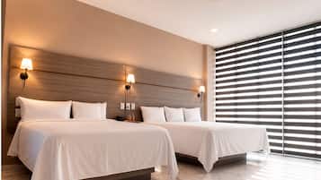 Quarto quádruplo família, geladeira e micro-ondas | Roupas de cama premium, edredons de pluma, quartos à prova de som