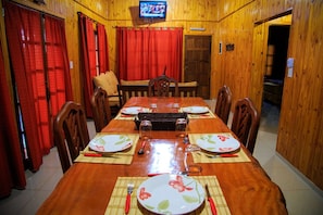 Cabana de Madeira Standard, 1 quarto, não fumadores, vista para o rio | Refeições no quarto