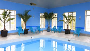 Piscina interior, espreguiçadeiras