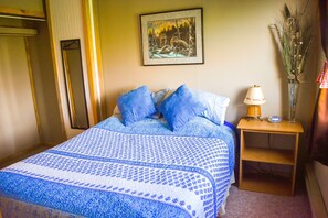 Quarto, 1 cama queen-size | Ferro/tábua de engomar, Wi-fi grátis, roupa de cama fornecida 