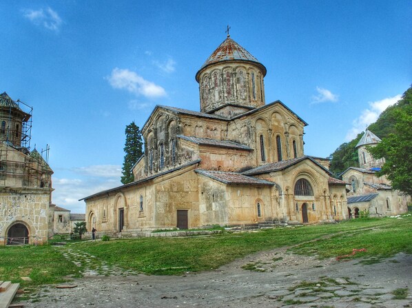 Uma igreja antiga com uma cúpula imponente e janelas em arco.