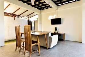 Villa de Luxo (The Lumbung Wood 3) | Sala de estar | Televisor LED de 32 polegadas com canais por cabo, televisor 