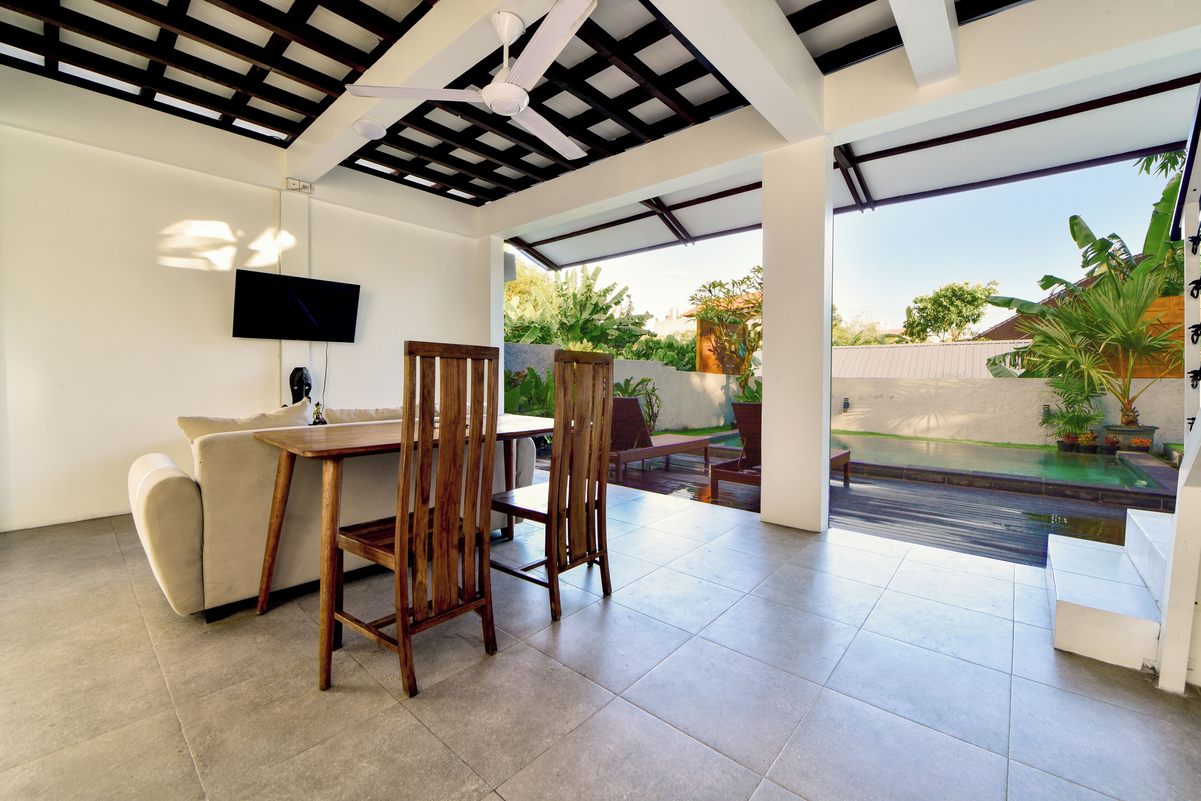 Villa de Luxo (The Lumbung Wood 3) | Sala de estar | Televisor LED de 32 polegadas com canais por cabo, televisor 