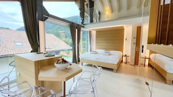 Quarto design | Frigobar, cofres nos quartos, escrivaninha, cortinas blackout