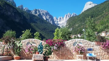 Piscina externa sazonal, funciona das 8h às 20h, espreguiçadeiras