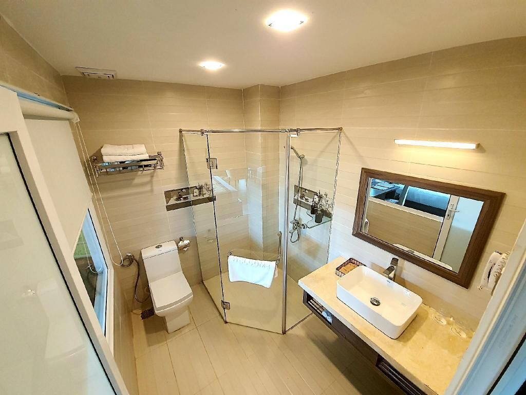 Casa de banho | Um polibã, um secador de cabelo, chinelos, um bidé 
